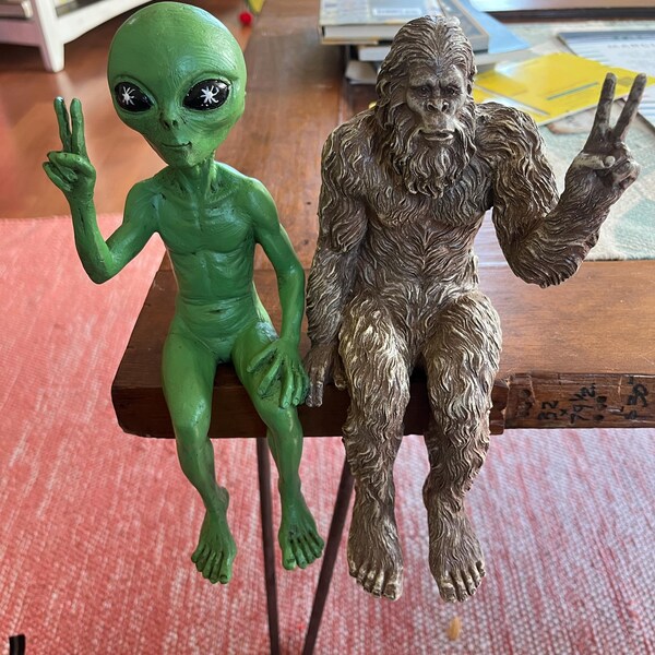 Rude Alien Statue “flipping the Bird” 10″ H Shelf Sitter ...