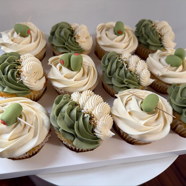 A Set of 12 Fondant Bugs Cake or Cupcake Toppers. Edible Bugs/worms ...