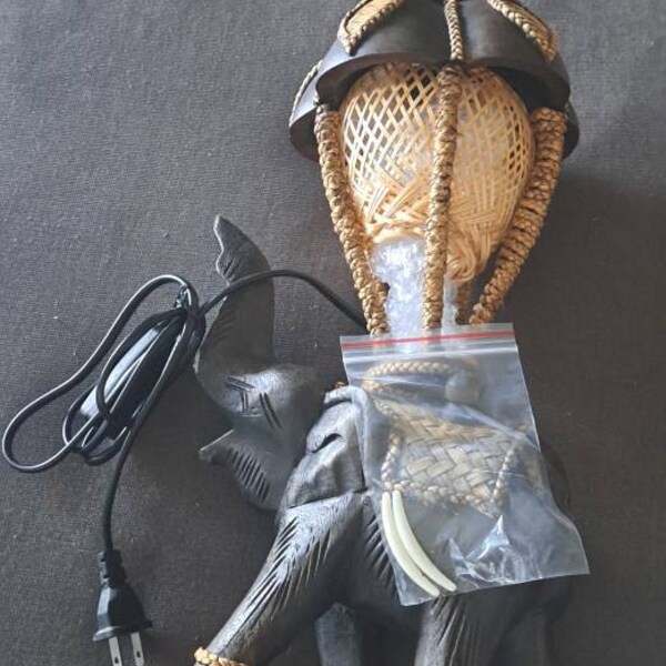 Labrador Retriever Figurine, 6" Black Resin Dog Statue, Realistic ...