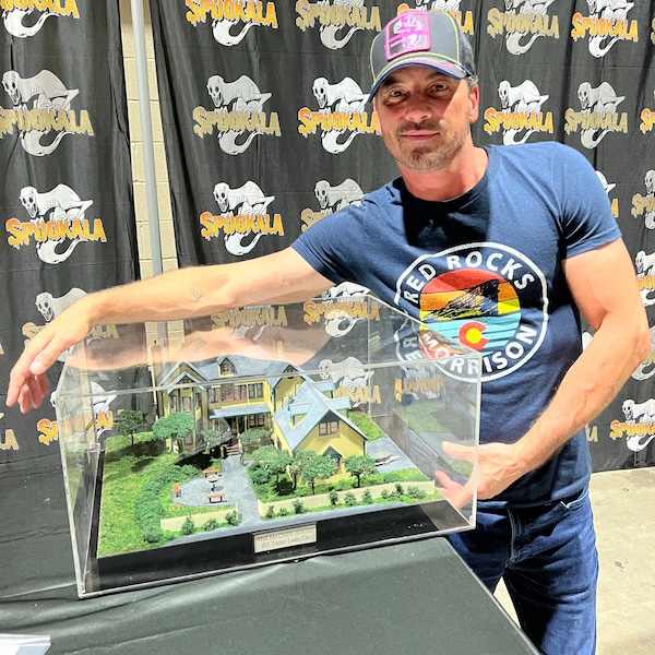 Stu Macher House Half Version Diorama, Inspired by Scream Movie ...