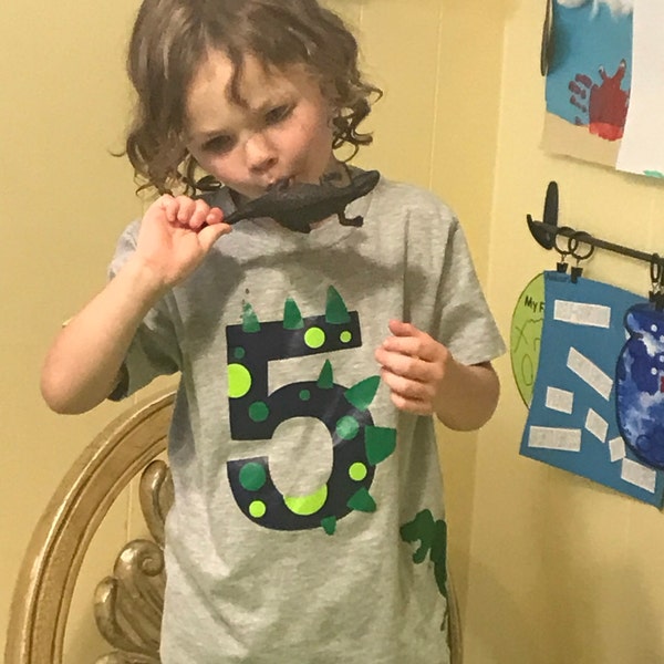 Camisa de cumpleaños de dinosaurio personalizada con nombre en la ... Camisa de cumpleaños de dinosaurio personalizada con nombre en la ...