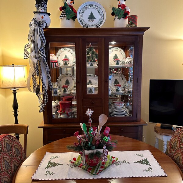 Lush Greenery Centerpiece With Ivy, Eucalyptus and Other Foliage, Table ...