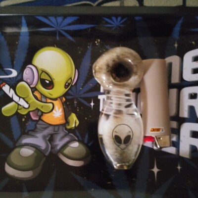 The Chubby Alien Flat Stem Pipe, Alien Head Pipe, Glow in the Dark ...