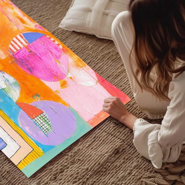 Poster Mockup mit Person, Frau hält Poster Mockup, Digitale Poster ...