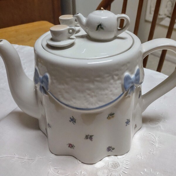 Windsor Castle Teapot, by Sadler; Vintage Teapot, Made in England ...