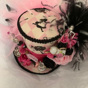 Demonstration or Example of Sizes of Top Hats for Chiki Bird - Etsy
