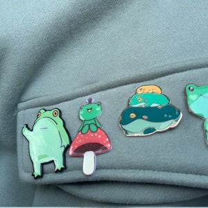 Roun Frens Frog Stack Hard Enamel Pin RESTOCK Three Dumpy Tree Frogs Lapel Pin Round Animals ...