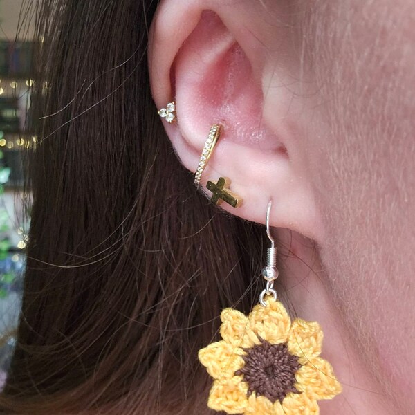 ASTM F136 Titanium Gem and Smooth Crossover Conch Clicker Hoop, 12mm ...