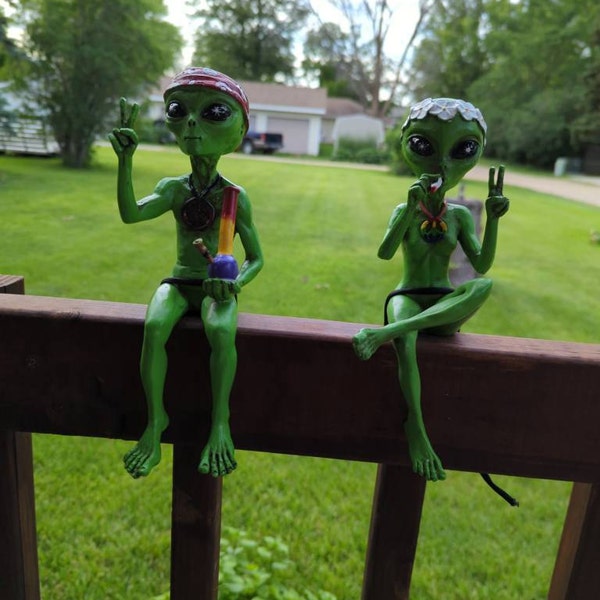 Hippie & Stoner Alien Invasion 10″ H Pot Smoking Alien Couple - Etsy