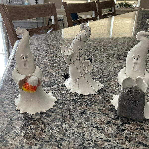 Ghost Holding Candy Corn, Ghosts and Candy, Halloween Ghost, Ghosts ...