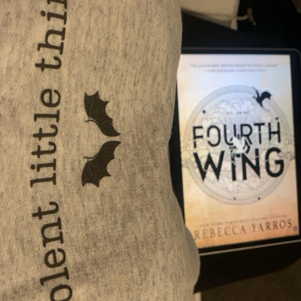 Fourth Wing Sweatshirt (OFFICIALLY LICENSED) Iron Flame Crewneck ...