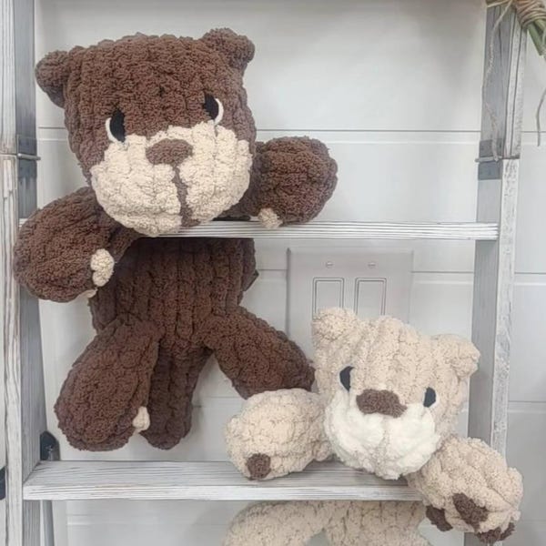 MAMA & MINI Arlo Otter / Full Video Tutorial / Hand Knit Otter Snuggler ...
