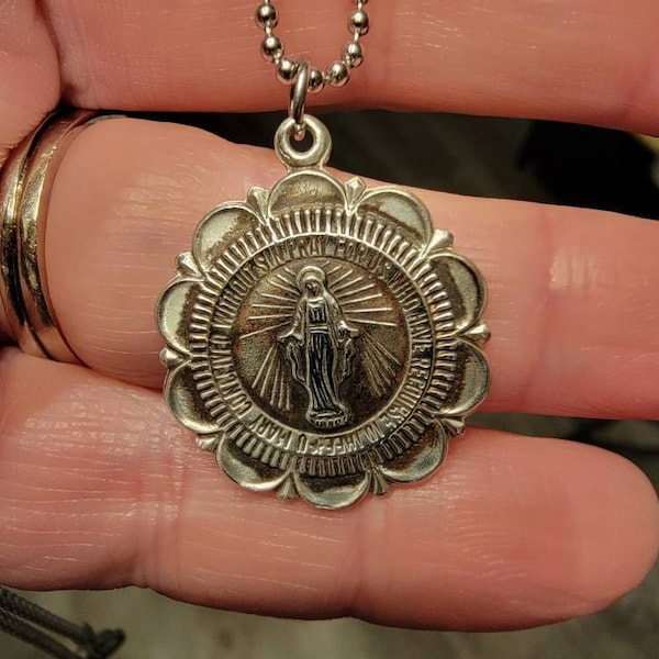 Mother Mary Medallion Necklace, Virgin Mary Scalloped Edge Necklace ...