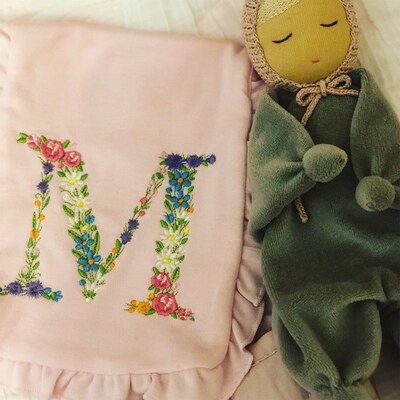 Machine Embroidery LETTER M 12 X 9,7 Cm / 4.8 X 3.85 Dainty Floral Font ...