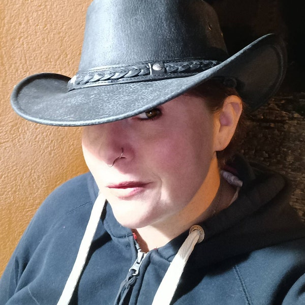 Zwart leren cowboyhoed, bush hats: The Wilds van Wombat | Verontruste ...