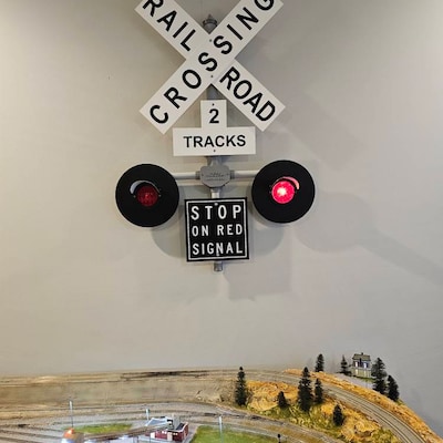 RAILROAD TRAIN CROSSING Signal Sign Kit With Flashing Led Lights Wall ...