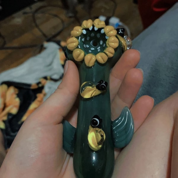Sunflower Glass Pipe - Girly Bee Pipes - Beautiful Girly Pipe - Cute ...