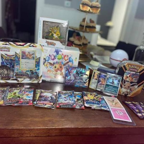 Pokemon TCG: Eevee and Eeveelutions Gift Box! | Includes Boosters ...