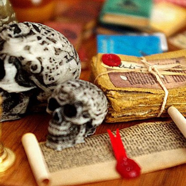 Miniature Scroll With Imitation of Wax Seal, Dollhouse Miniature 1/12 ...