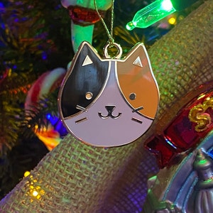 Peach Enamel Keychain // Gold / Peach Emoji / Fruit Keychain / | Etsy