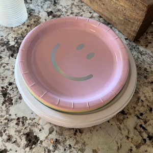 Smiley Paper Plates 24 Pk, 9 Happy Pastel Birthday Party Decorations ...