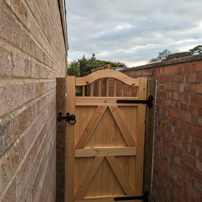 Wooden Entrance Gate Flat Top Garden Gates Round Spindles Handmade ...