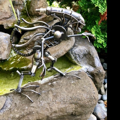 Mini Metal Monster : Tail up small Item - Etsy