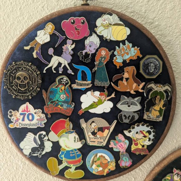 Velvet Circle Pin Board Badge Lapel Wall Mounted Display Board Enamel ...