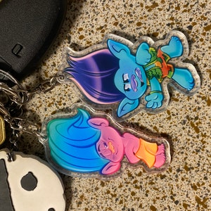 KEYCHAIN Trolls Band Together Clay & Viva 7cm, Clear Acrylic Charm ...