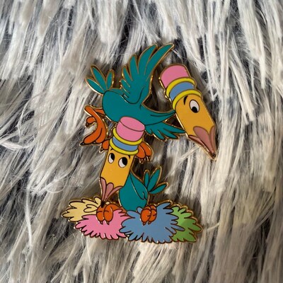 Daisy Alice in Wonderland Pin LE65 - Etsy