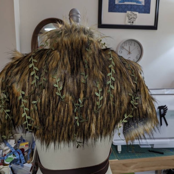 River Wolf Fur Shoulder Pelt Drape, Leather Straps Imitation Fur Mantle ...