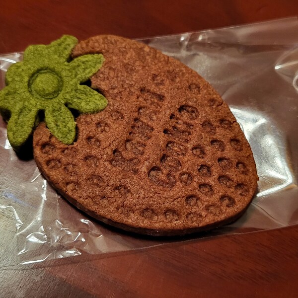 Gourmet Natural Strawberry Cookies in Gift Box | 12 Pcs + 2 Free ...