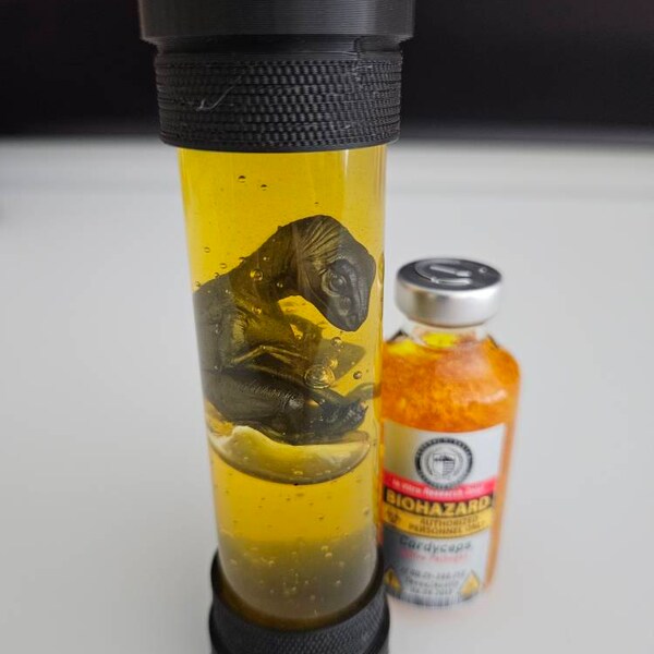 Las Plagas Parasite Syringe Resident Evil 4 Biohazard Umbrella ...