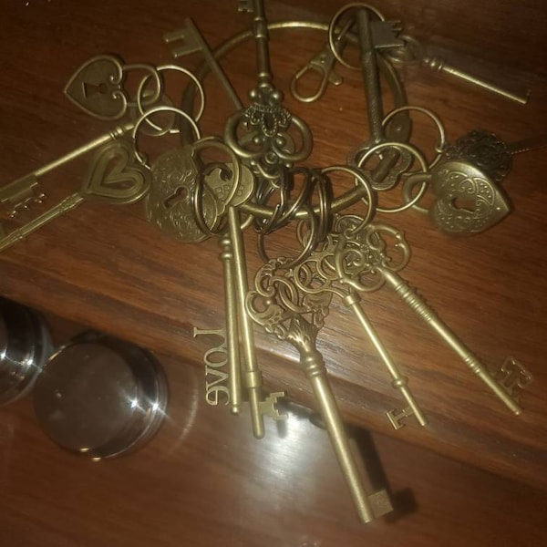 Set of 12 Large Skeleton Keys With 4 Locks on A Big Ring Antique Silver ...