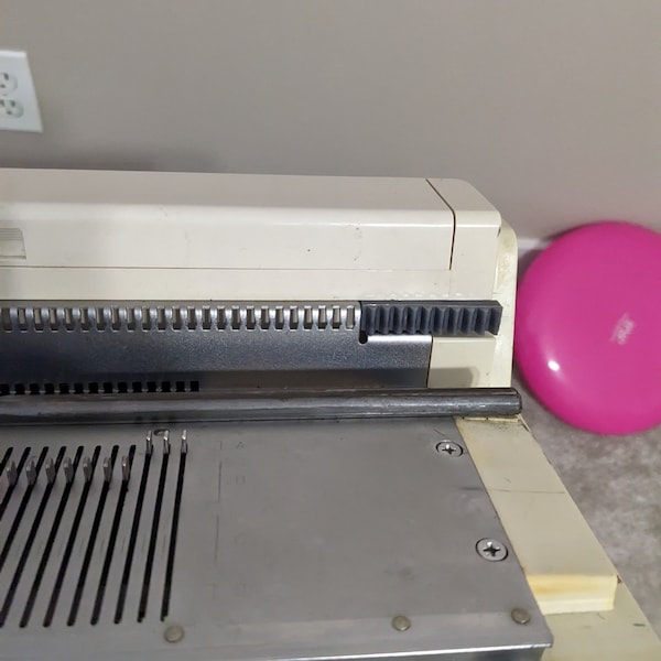 Bulky (8-9 Mm) Knitting Machine With Manual Options: Silver Reed SK120 ...