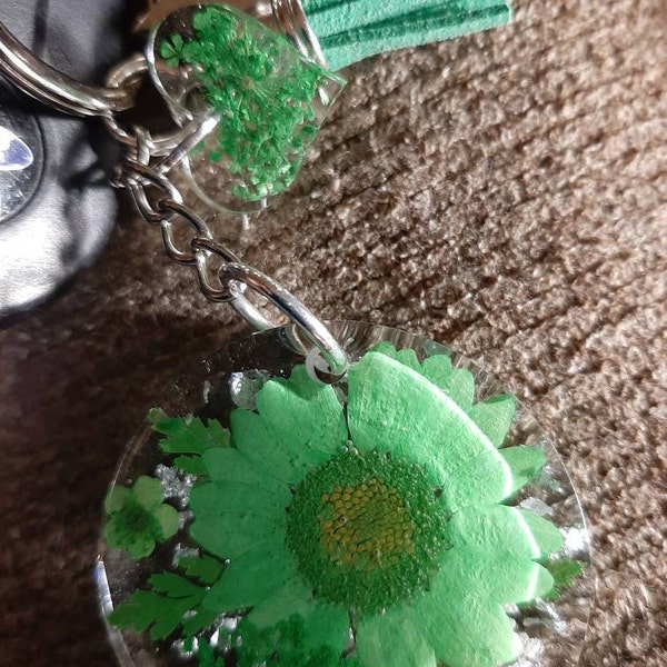 Flower Resin Keychain, White Pressed Dried Daisy Key Chain, Handmade ...