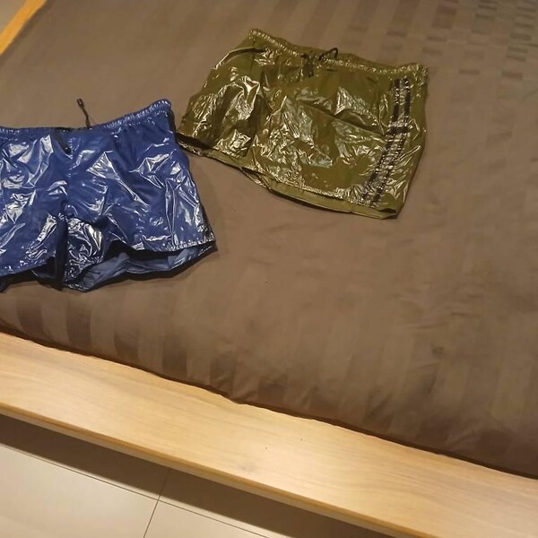 Shorts PS mit Slip Sprinter Kurzhose nylon Glanznylon LACK PVC Wetlook ...