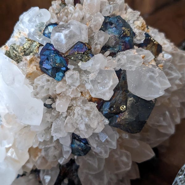 Stunning UV Fluorescent Calcite on Transparent Quartz Whit Chlorite ...