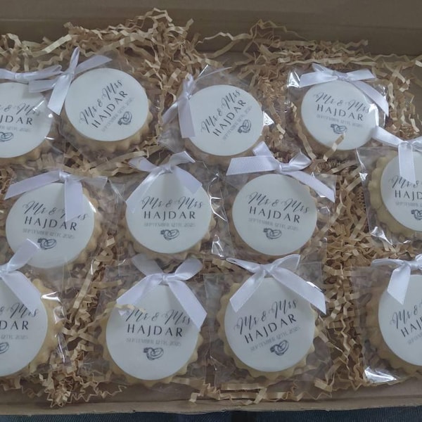 Personalised Wedding Biscuit Cookie Favours - Mr and Mrs Biscuits ...