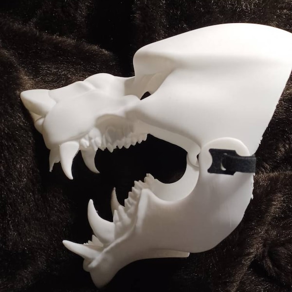 Cabeça de fursuit canina rosnando, monstro lobisomem demônio cão ...