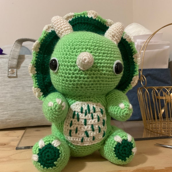 CROCHET PATTERN AMIGURUMI: Kyo the Baby Triceratops (english/français ...
