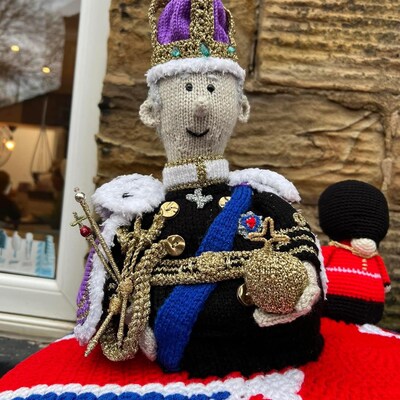HM Queen Elizabeth II and Paddington Double Tea Cosy Knitting Pattern ...