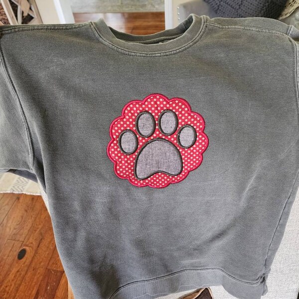 Paw Print on Scallop Patch - Machine Embroidery Applique Design - Satin ...