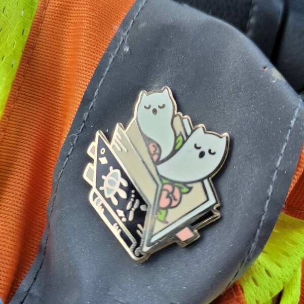 Witchy Ghost Cat (black) - Glow in the Dark Enamel Pin - Etsy