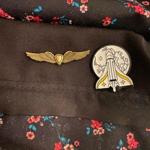 The Last of Us Part 2 Ellie Backpack Pin Badge Set Ellie Welcome to ...