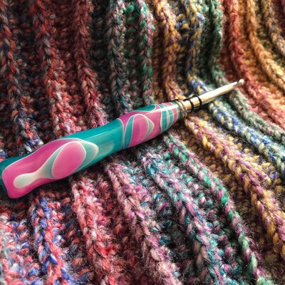 Ergonomic Crochet Hook Set in Blue Crush Resin With Interchangeable ...