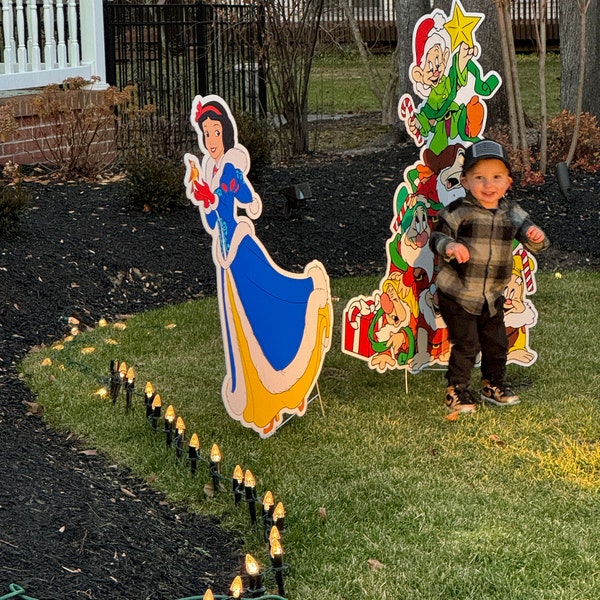 Snow White and the Seven Dwarfs Christmas Tree and Holiday Attire for ...