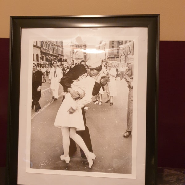V-J Day in Times Square Photograph by Alfred Eisenstaedt, in Various ...