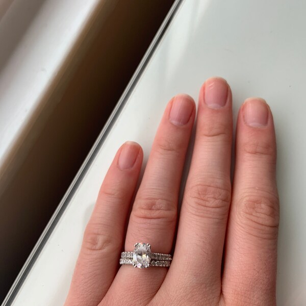 1 Carat Oval Accented Solitaire Engagement Ring With Side Stones Simple ...