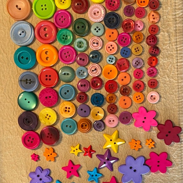Mixed Lot of 100 Buttons New, Used and Vintage, Various Sizes & Types ...